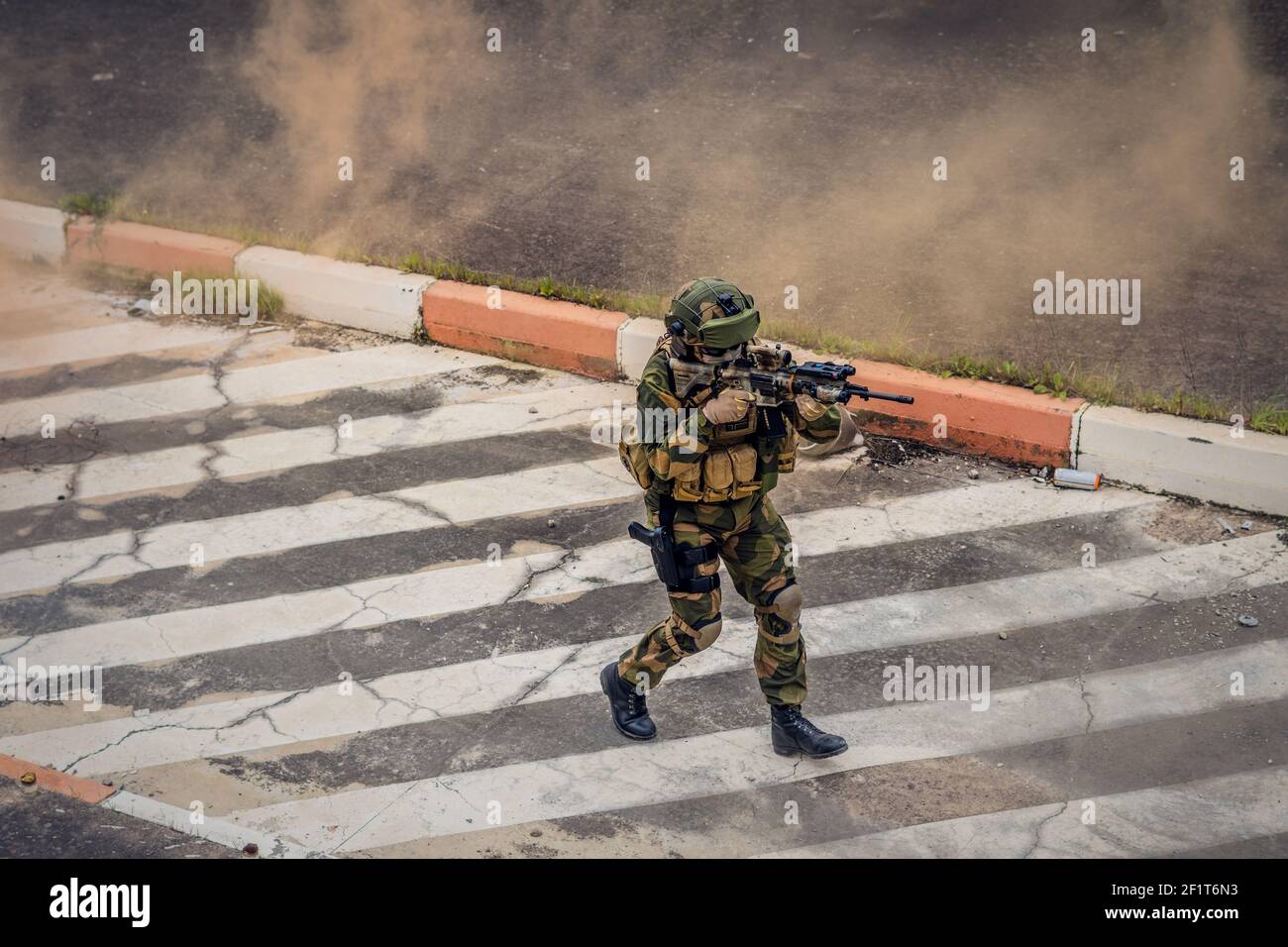 Soldier running assault rifle hi-res stock photography and images - Alamy