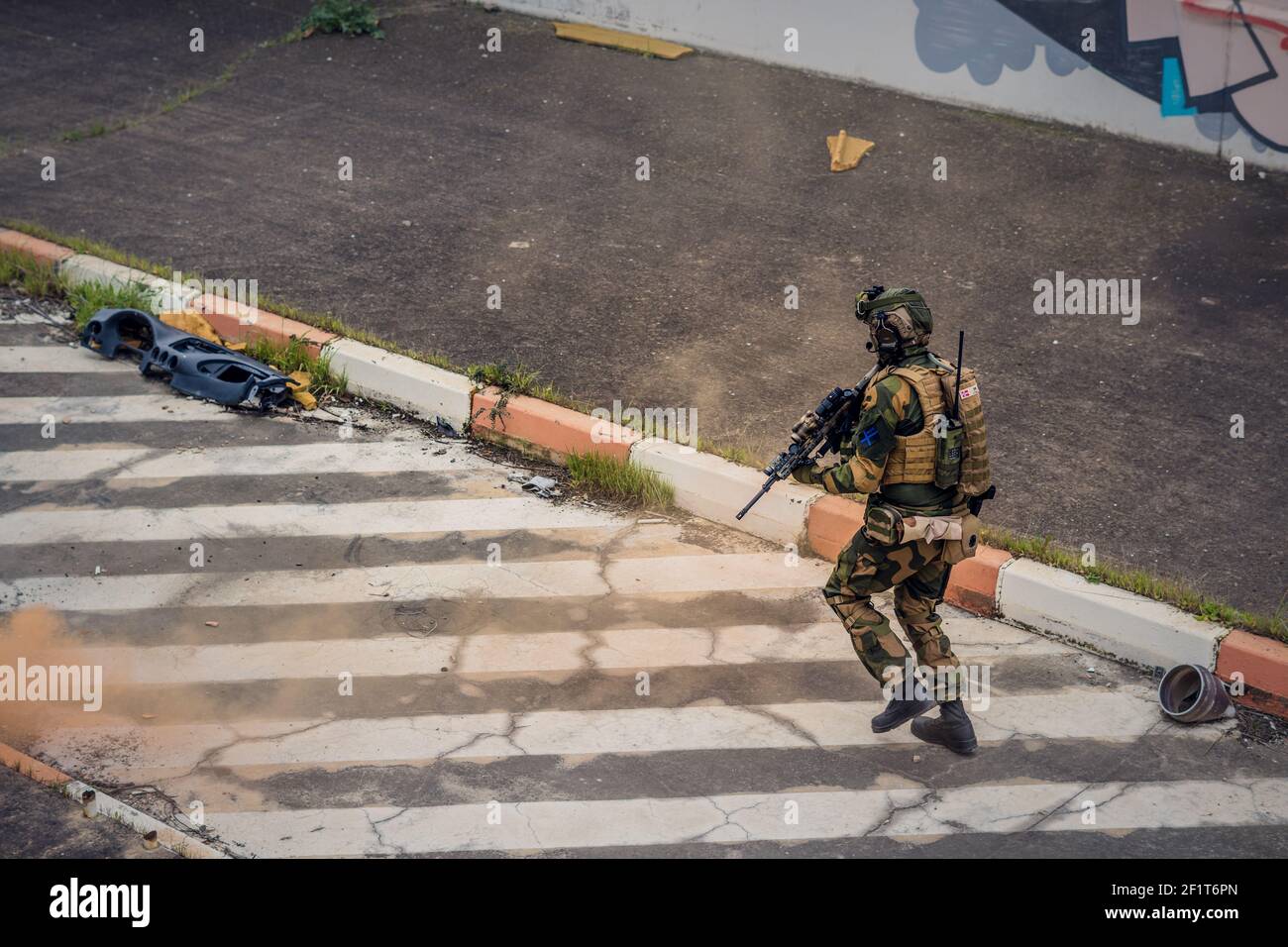 A special forces soldier running with an assault rifle Stock Photo - Alamy