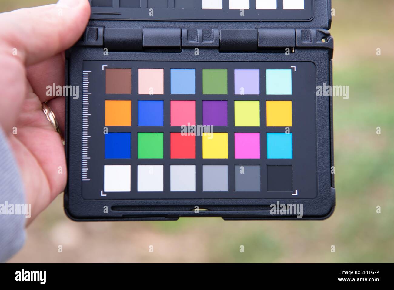 Color checker hold in hand hi-res stock photography and images - Alamy
