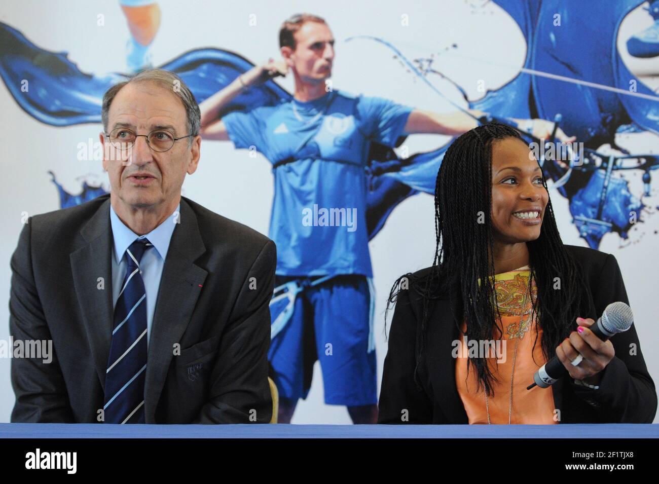 OLYMPIC GAMES - LONDON 2012 - FRENCH FLAG HOLDER - CNOSF PARIS (FRA ...