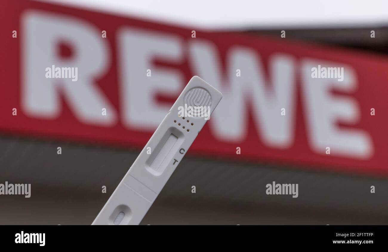 Covid 19 selbsttest antigen schnelltest hi-res stock photography and ...