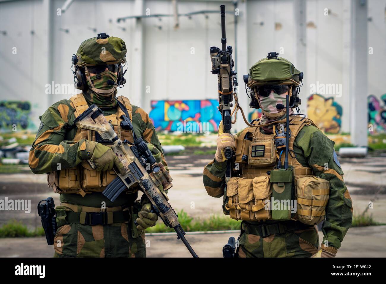 Two fully equipped special forces soldiers posing with weapons Stock ...