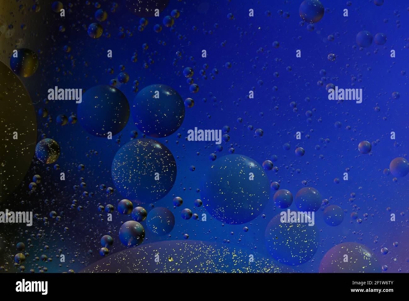 Blue oil bubbles hi-res stock photography and images - Alamy