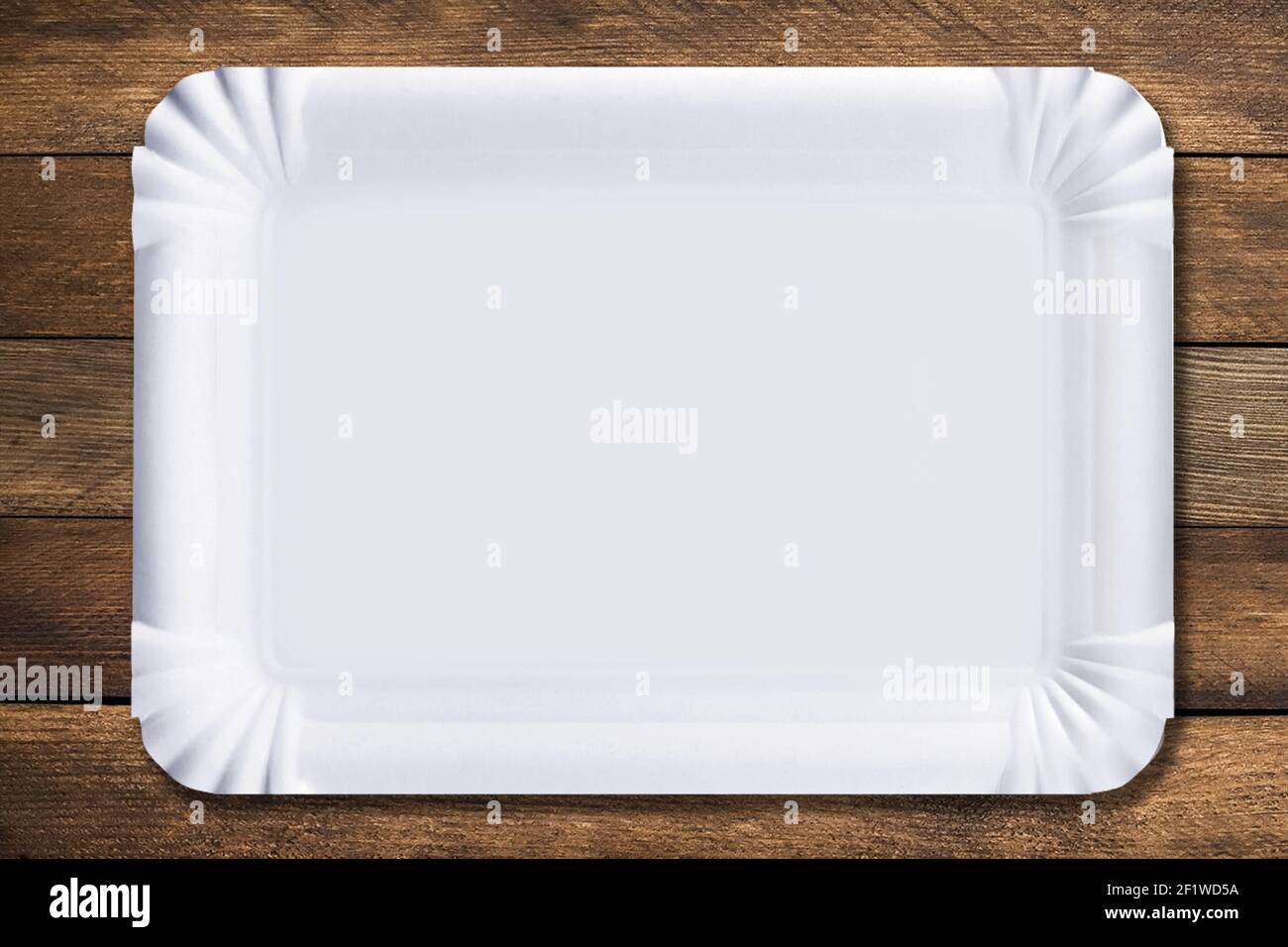 Disposable paper plate on a wooden background. Empty white cardboard ...