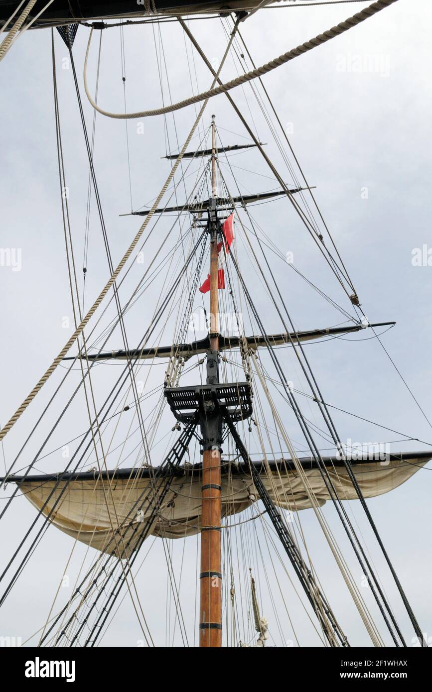 Rigging on hms bounty tall hi-res stock photography and images - Alamy