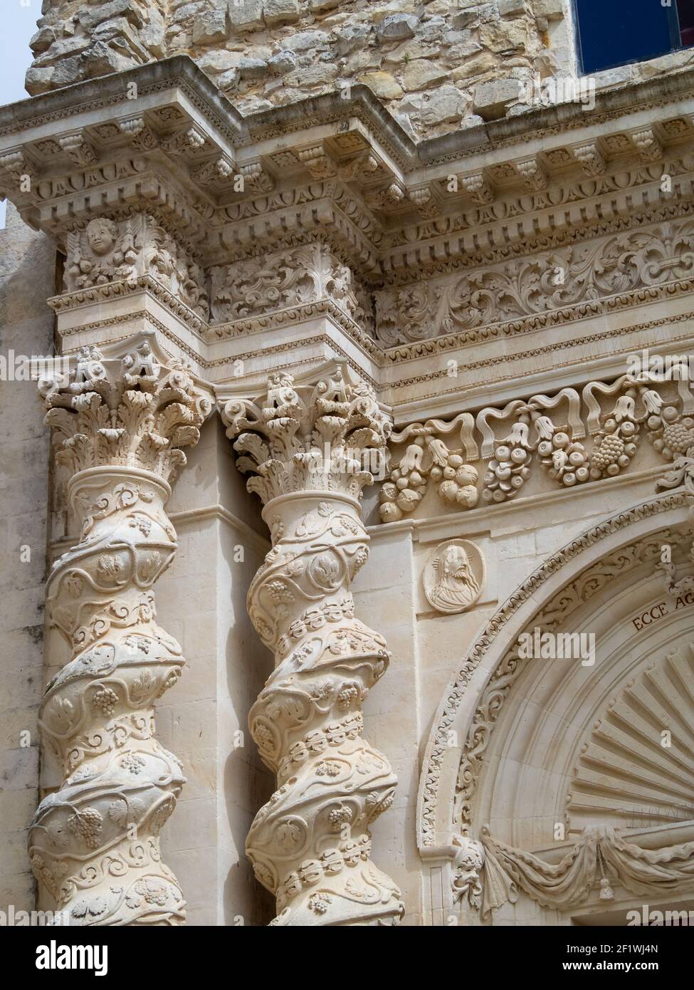 Solomonic columns hi-res stock photography and images - Alamy