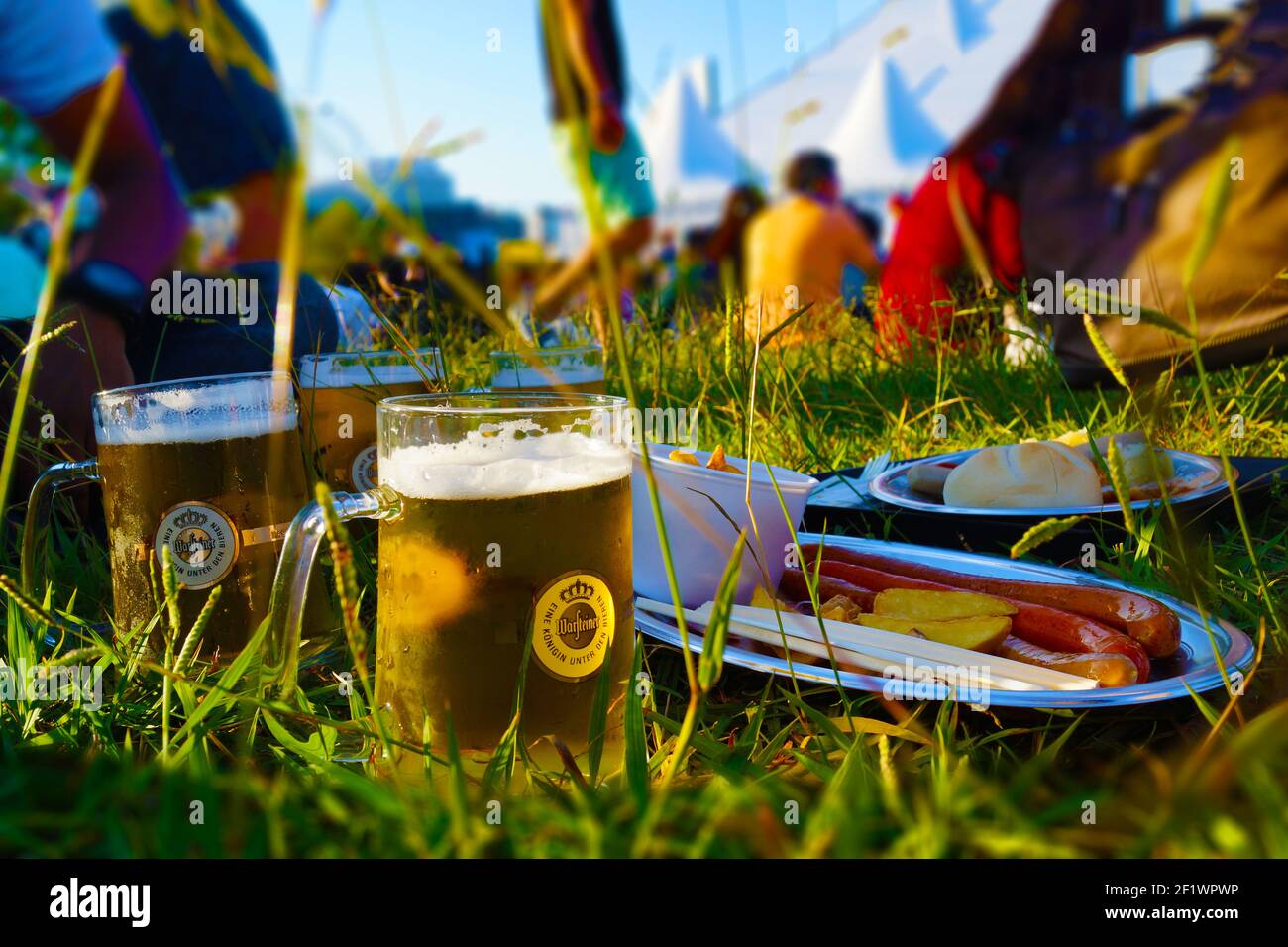Draft beer cheers hi-res stock photography and images - Alamy