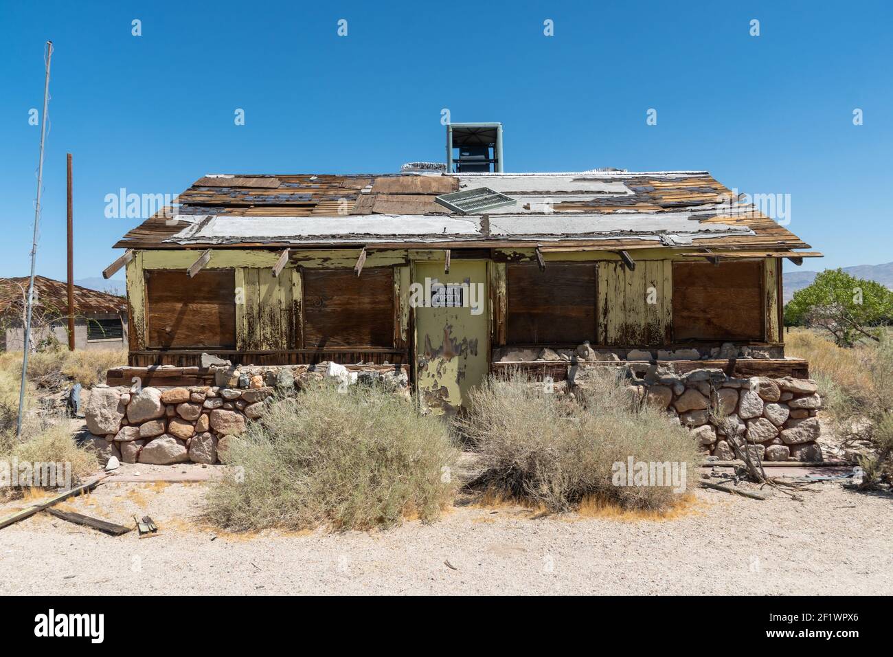 Abandoned houses and camper trailer in the middle of the desert Stock ...