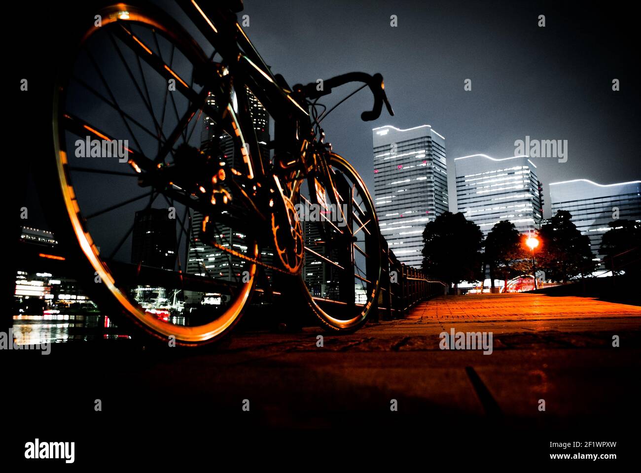 Night road hi-res stock photography and images - Alamy