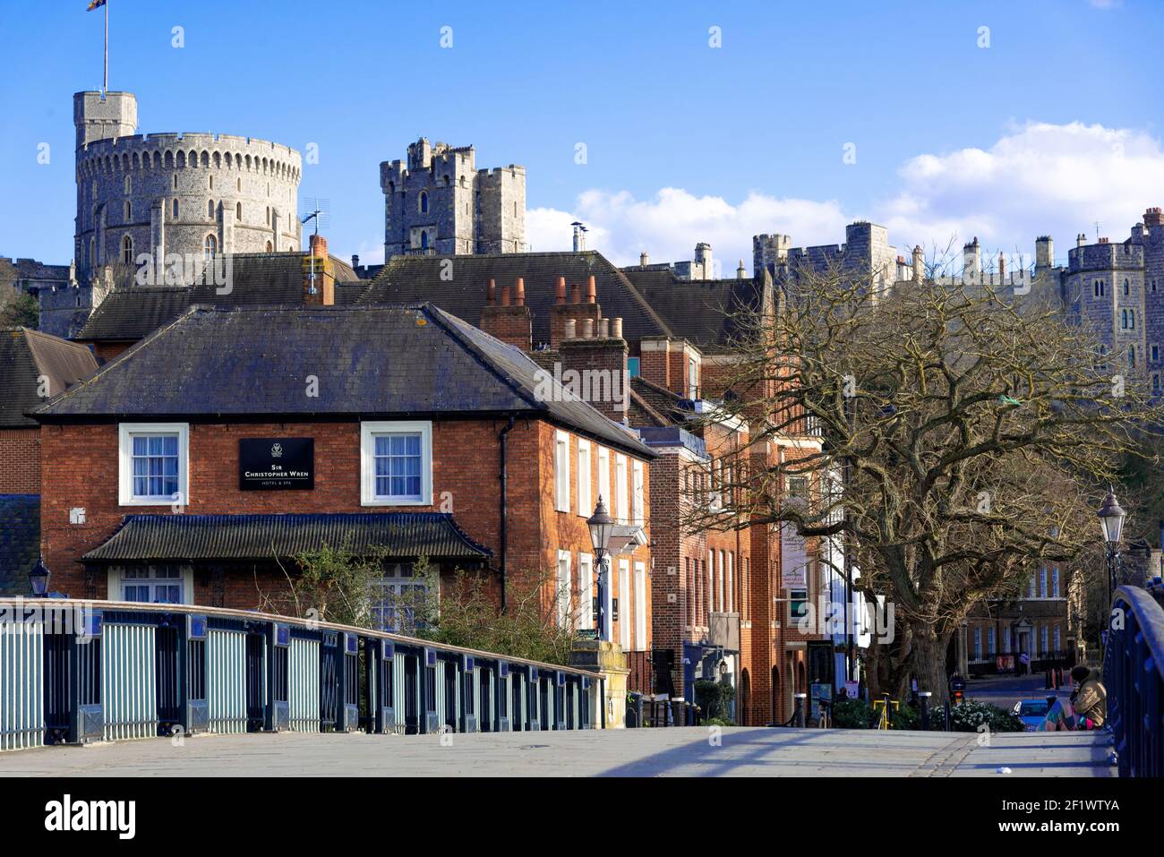 Windsor Town Bridge with Windsor Castle and the Round Tower in the ...