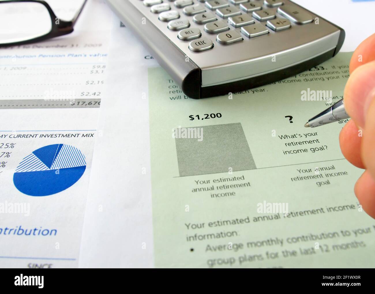 Hand and income goal Stock Photo - Alamy