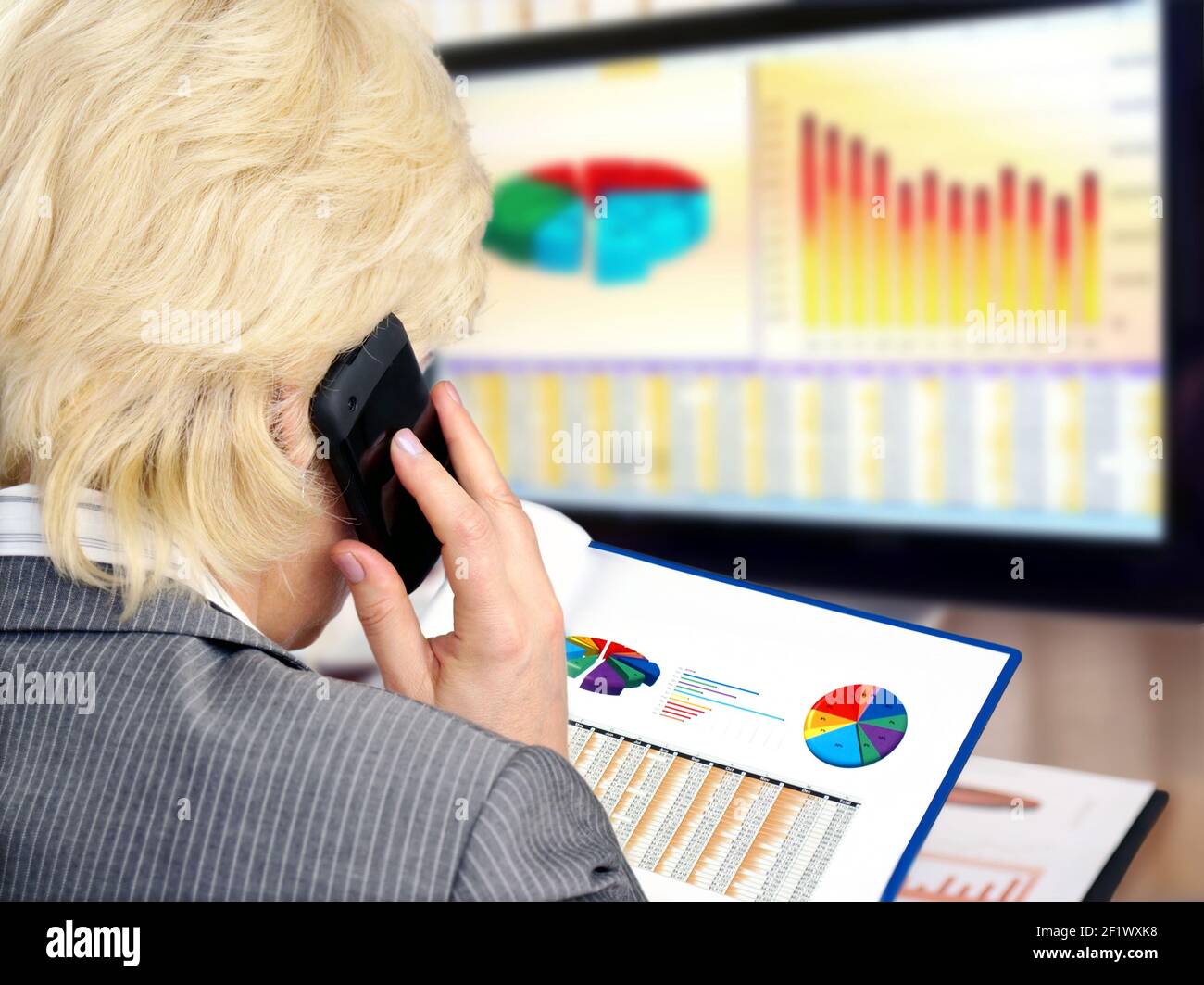 Data analyzing icon hi-res stock photography and images - Alamy