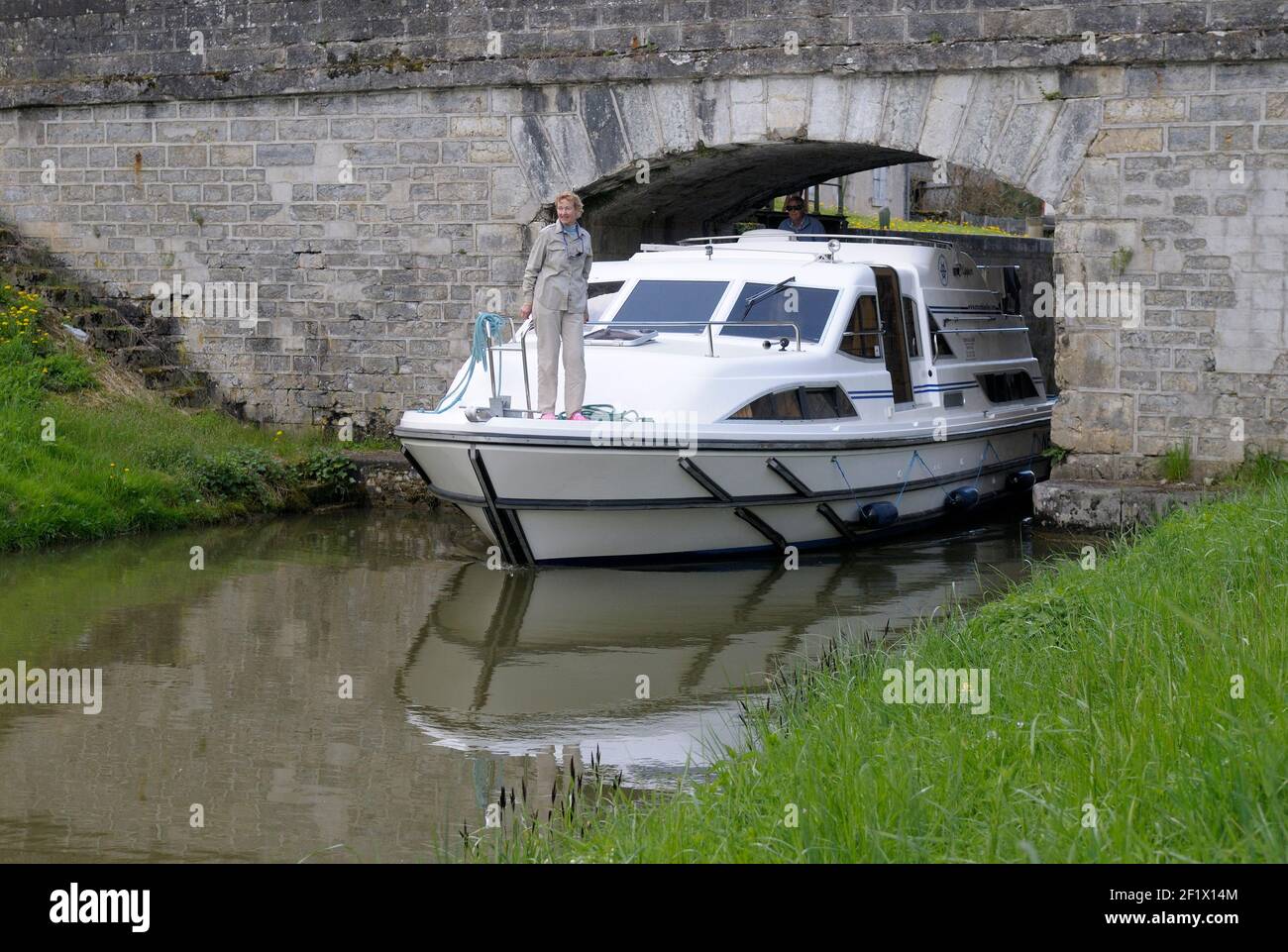 Clipper canal boat passing under Pont du Ecluse Villard, Villars ...