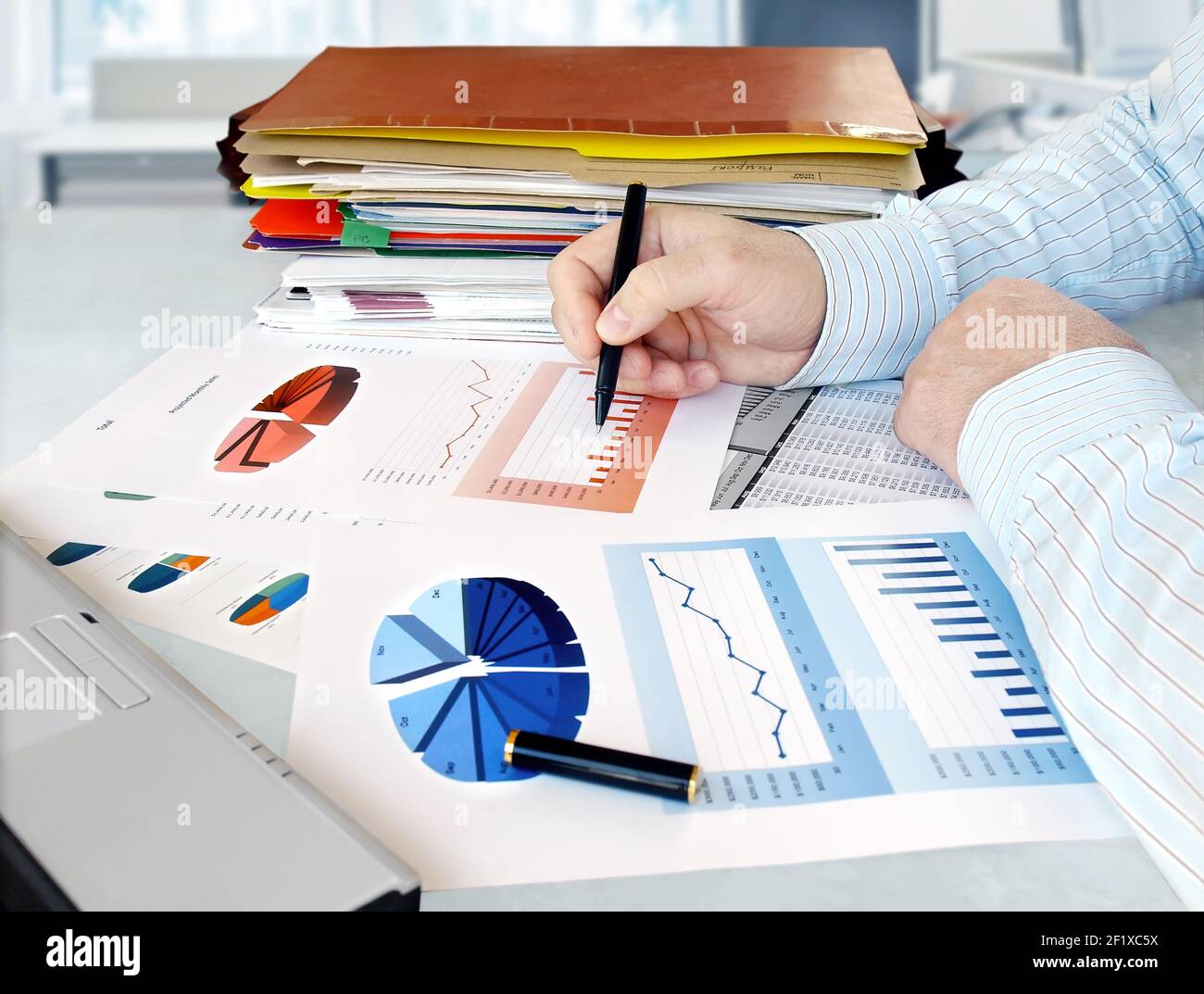 Businessman charts hi-res stock photography and images - Alamy