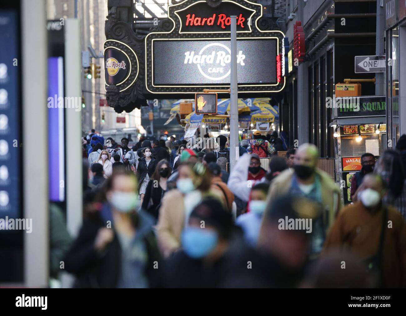 9 times square hi-res stock photography and images - Alamy