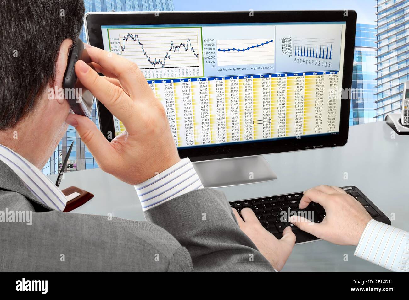 People analysing screen hi-res stock photography and images - Alamy