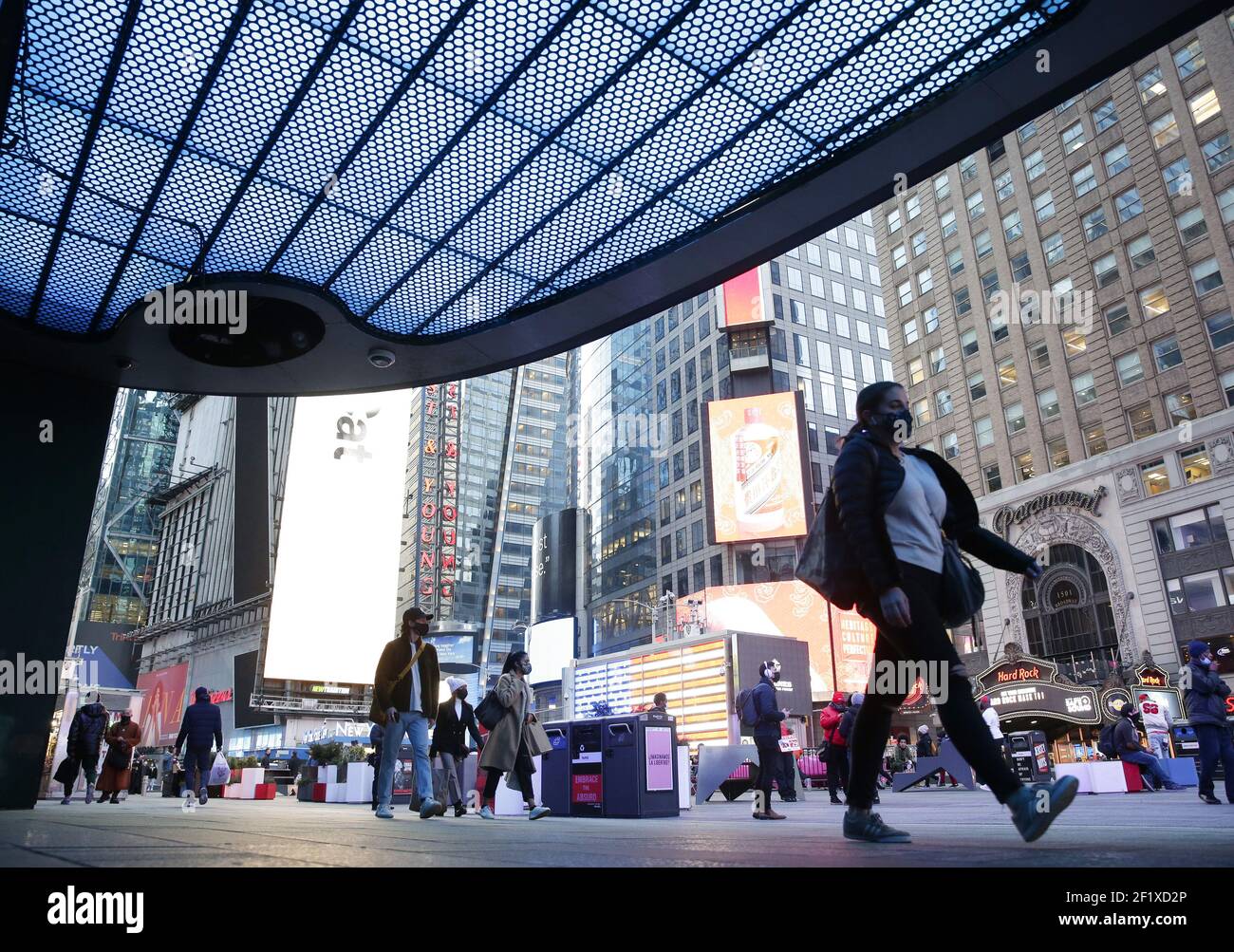 9 times square hi-res stock photography and images - Alamy
