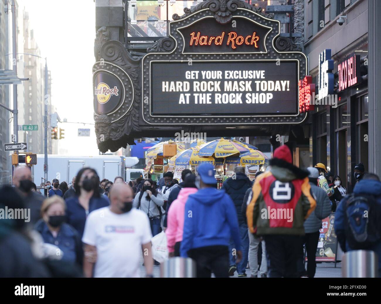 9 times square hi-res stock photography and images - Alamy