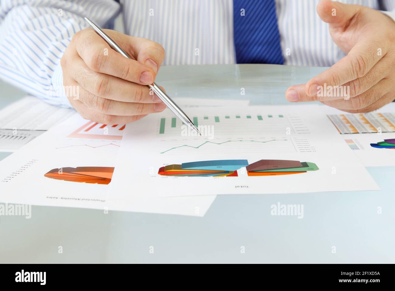 Analyzing stocks hi-res stock photography and images - Alamy