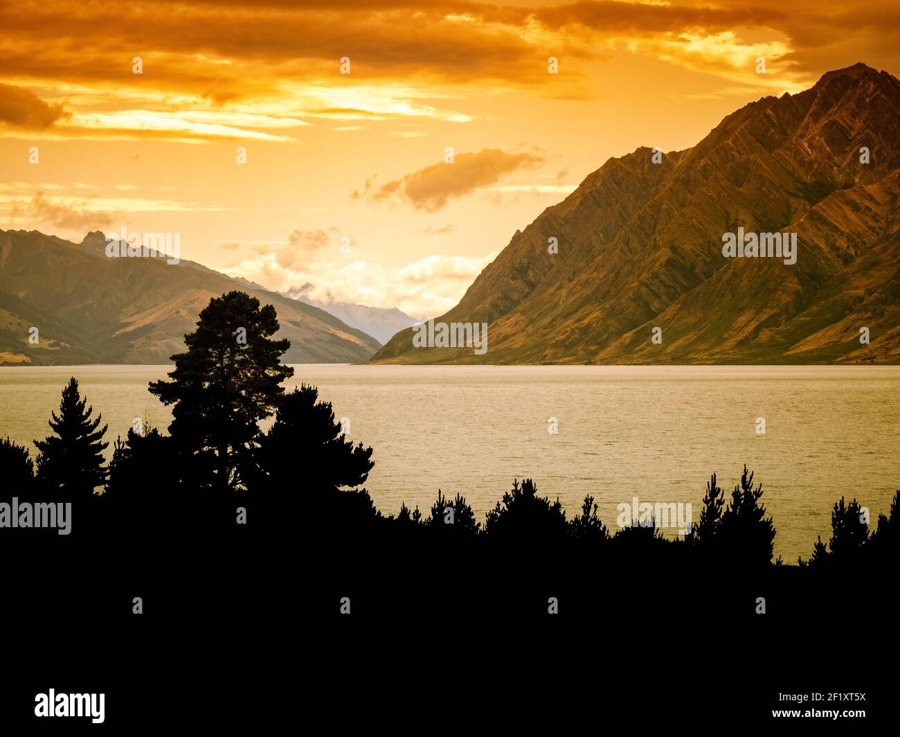 Lake Hawea in New Zealand Stock Photo - Alamy