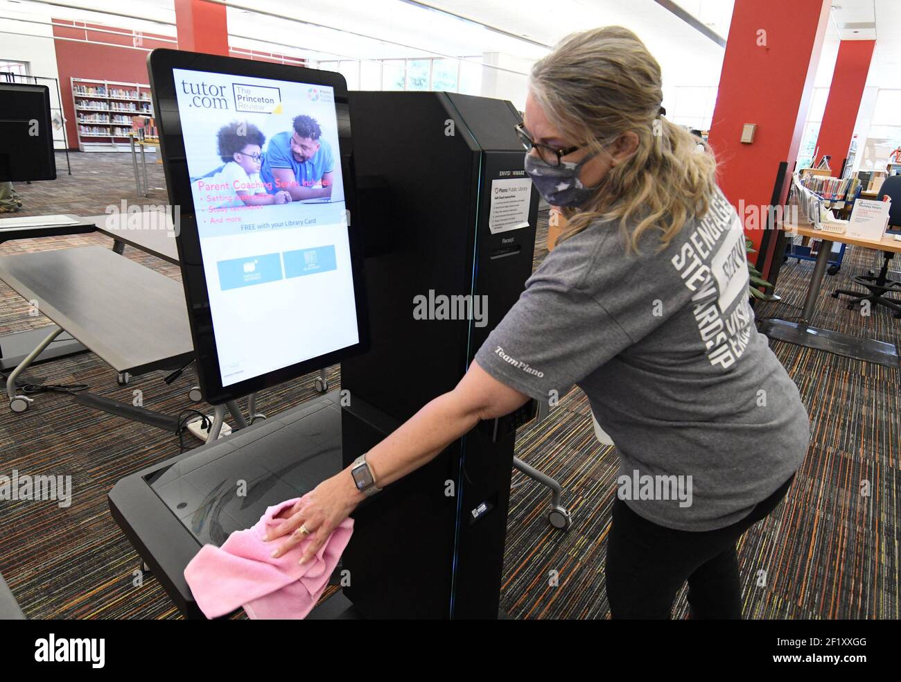 Library public plano hi-res stock photography and images - Alamy