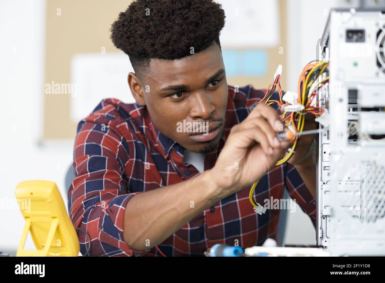 Fixing computer african hi-res stock photography and images - Alamy