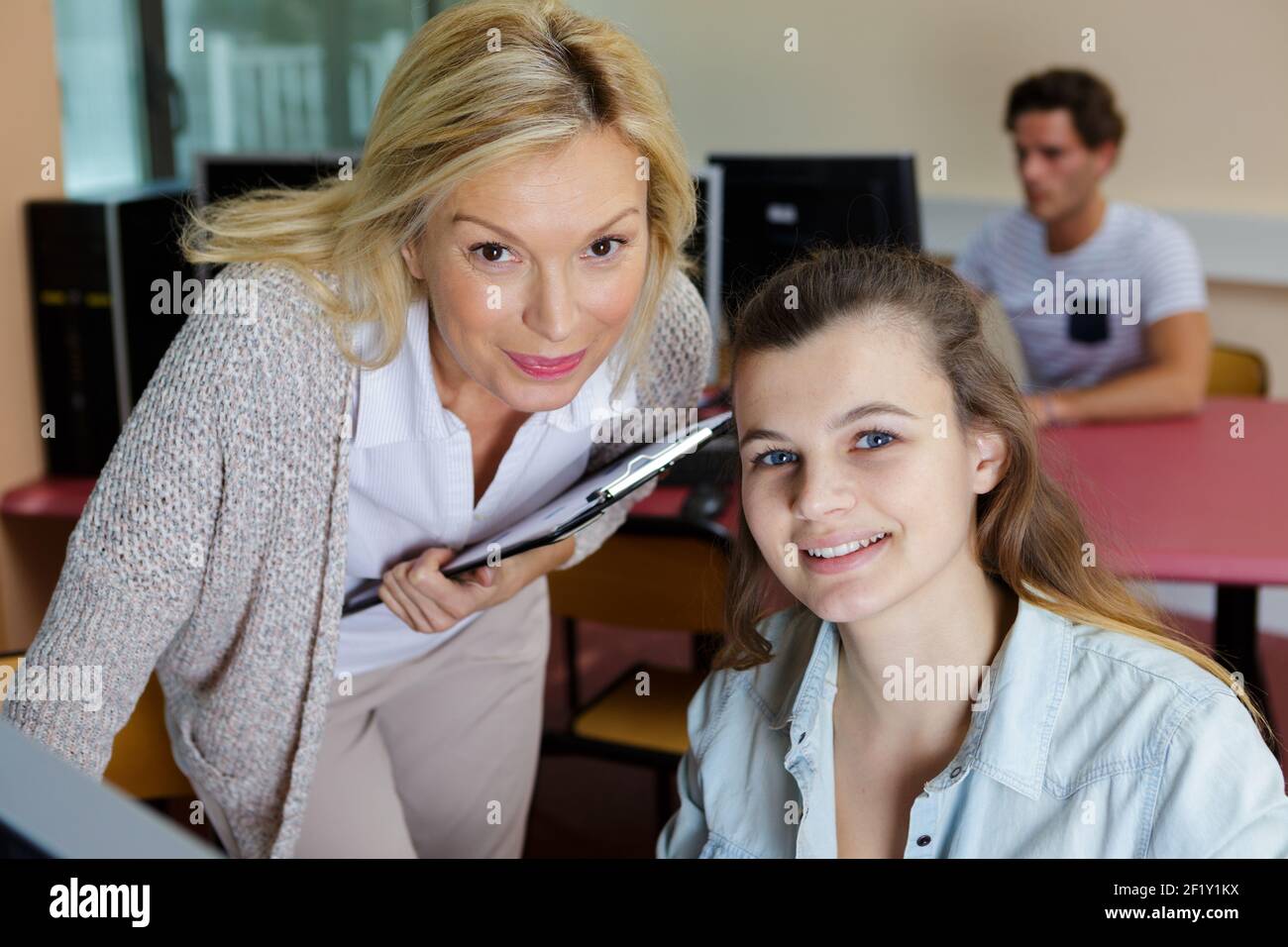 High students discussing table hi-res stock photography and images - Alamy