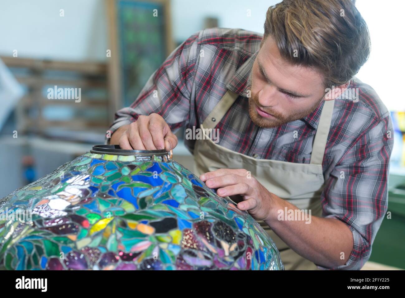 Single artist working hi-res stock photography and images - Alamy
