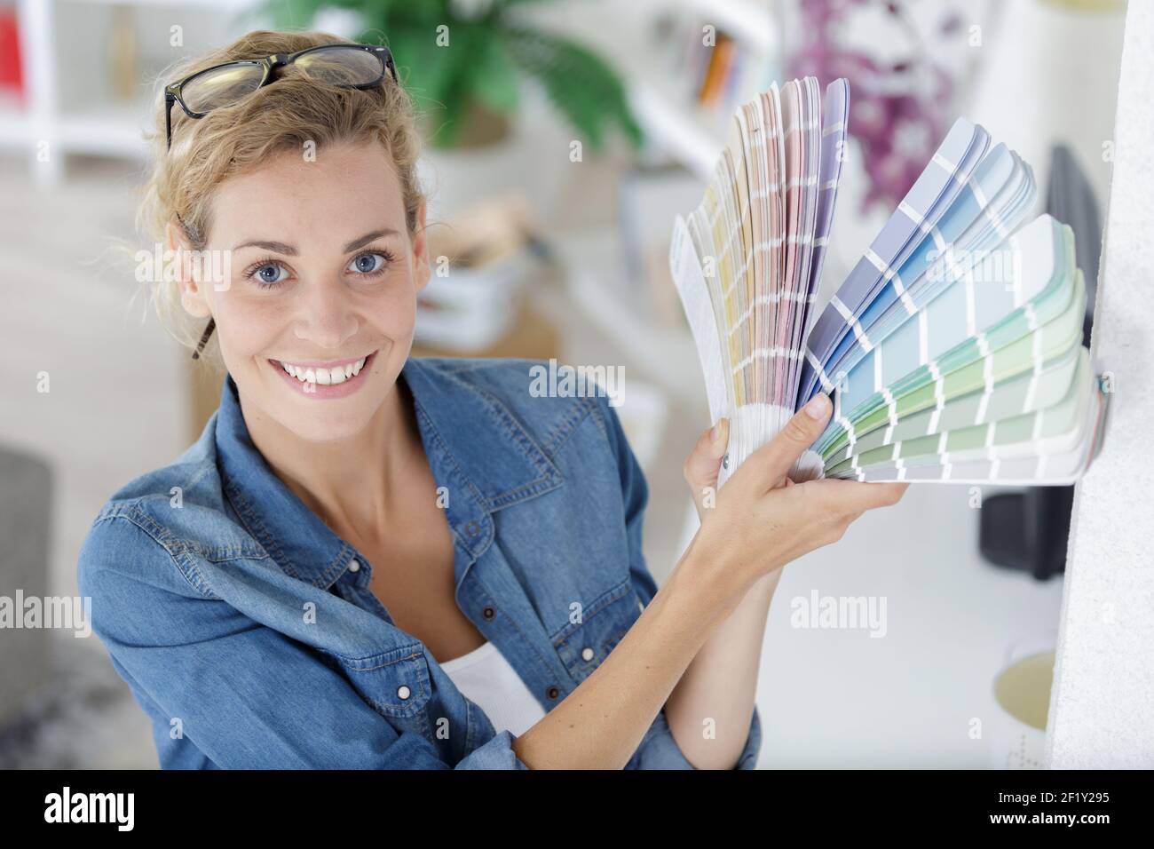 Woman holding paint swatches hi-res stock photography and images - Alamy