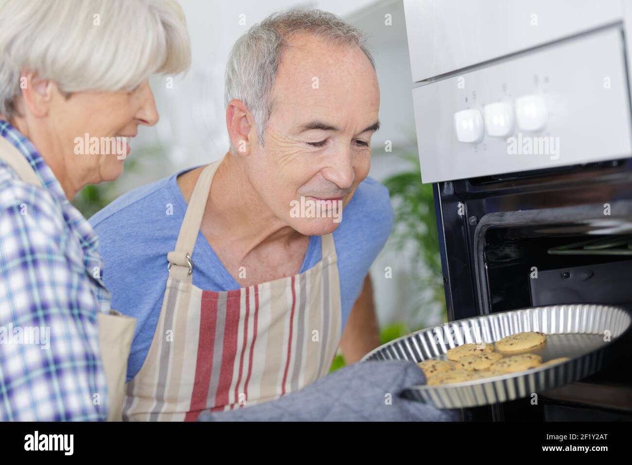 couple in love smelling baked cakes in the kitchen Stock Photo - Alamy