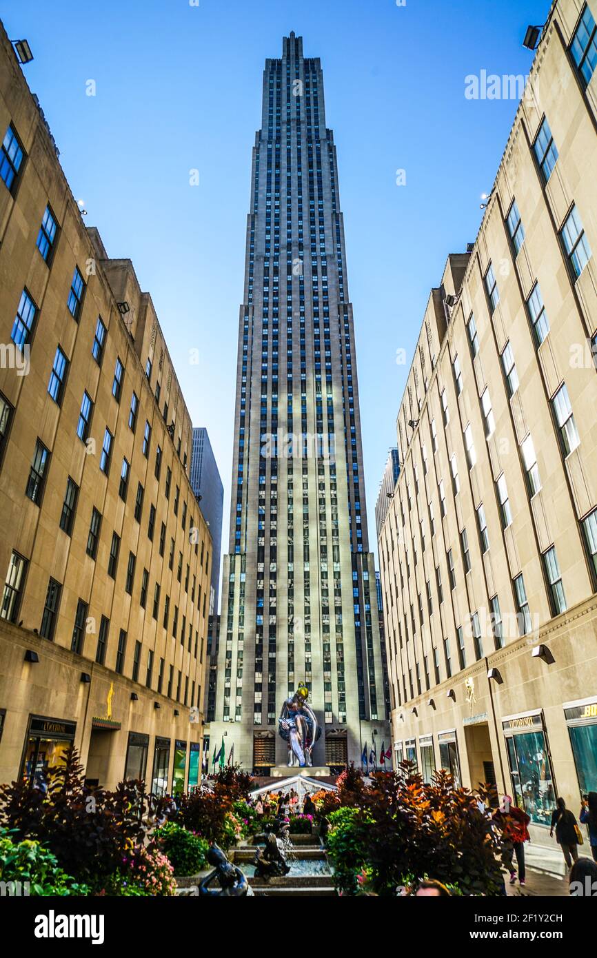 American flag with rockefeller center hi-res stock photography and ...