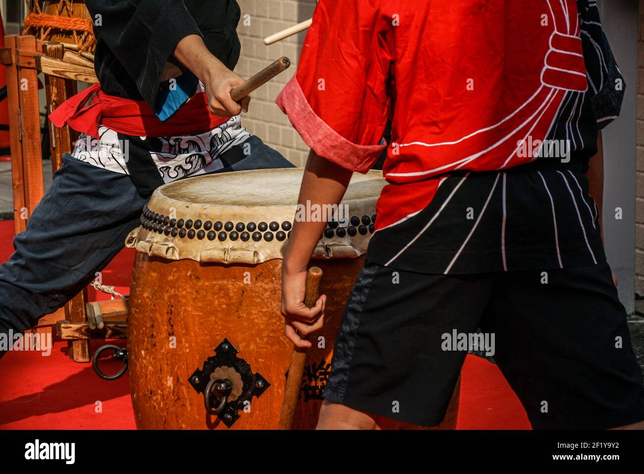 Images of children that hit the taiko Stock Photo - Alamy