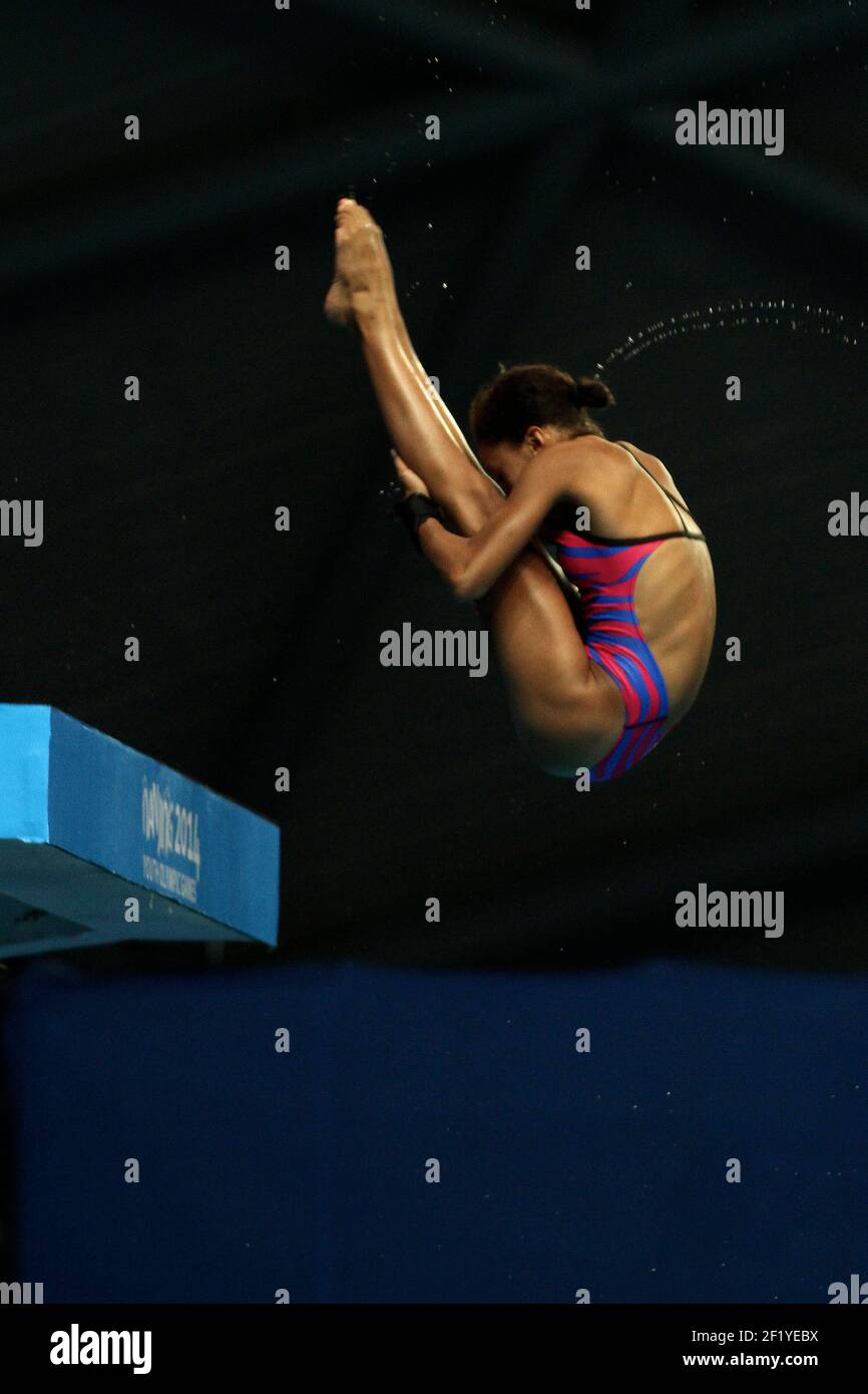 Womens diving 10m platform hi-res stock photography and images - Alamy