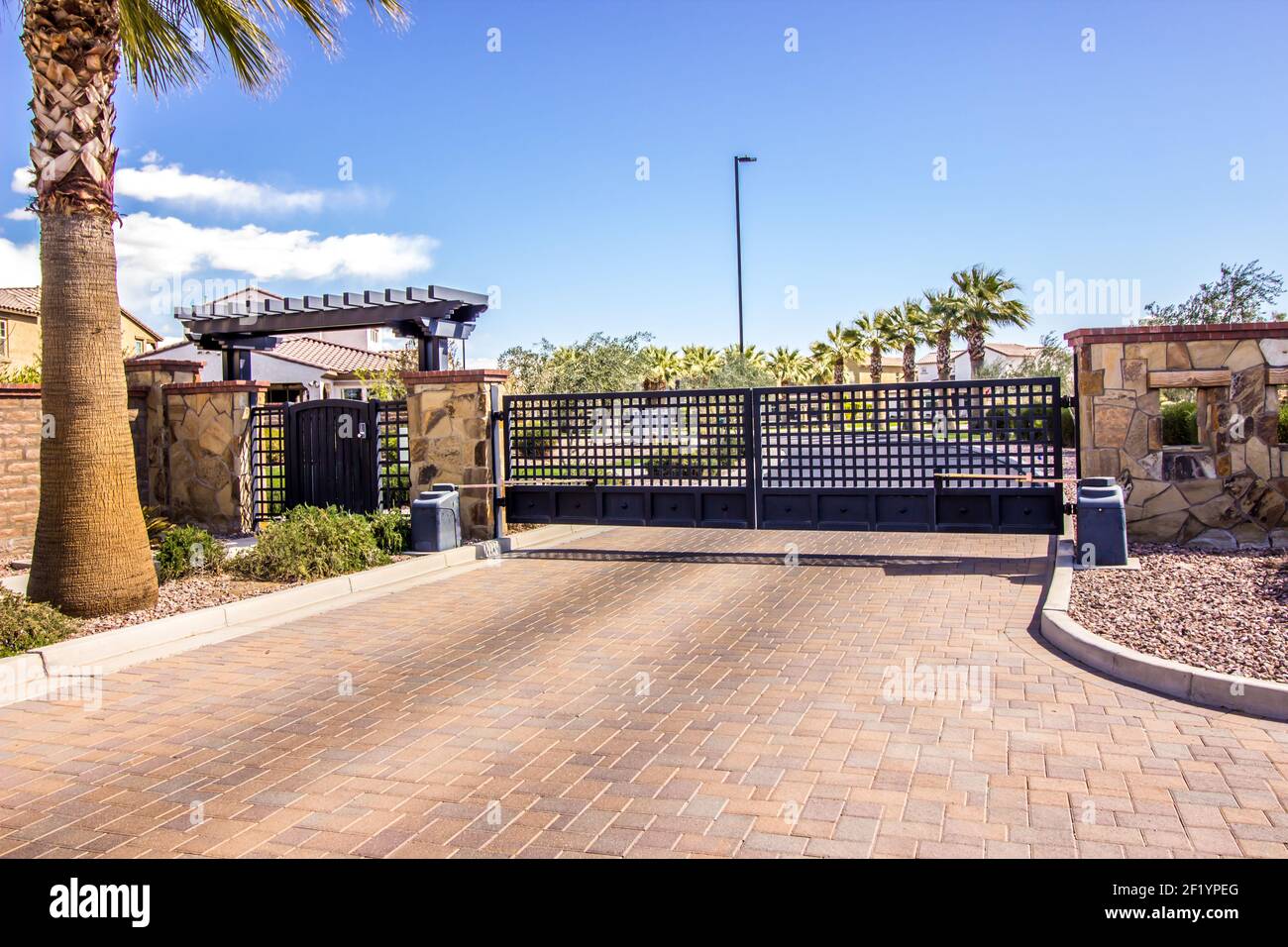 Open driveway gates hi-res stock photography and images - Alamy