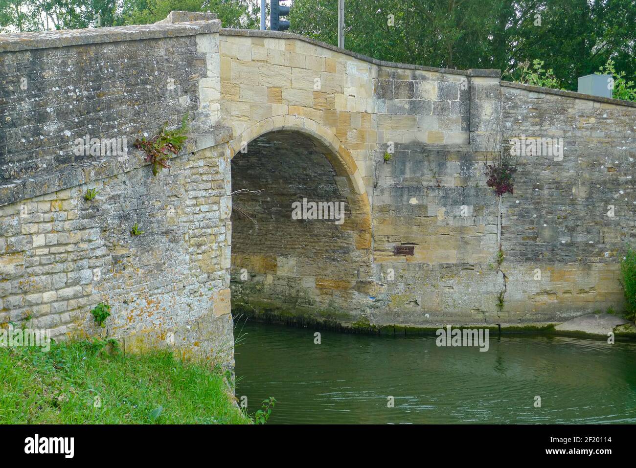 River Thames: One span of Radcot Bridge, the oldest bridge on the river ...