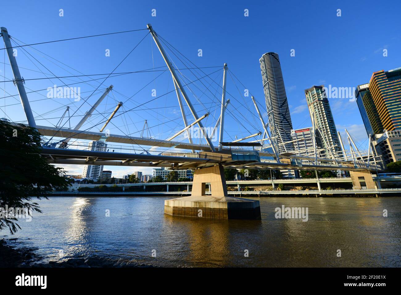 Kurilpa Bridge over the Brisbane river, Queensland, Australia Stock ...