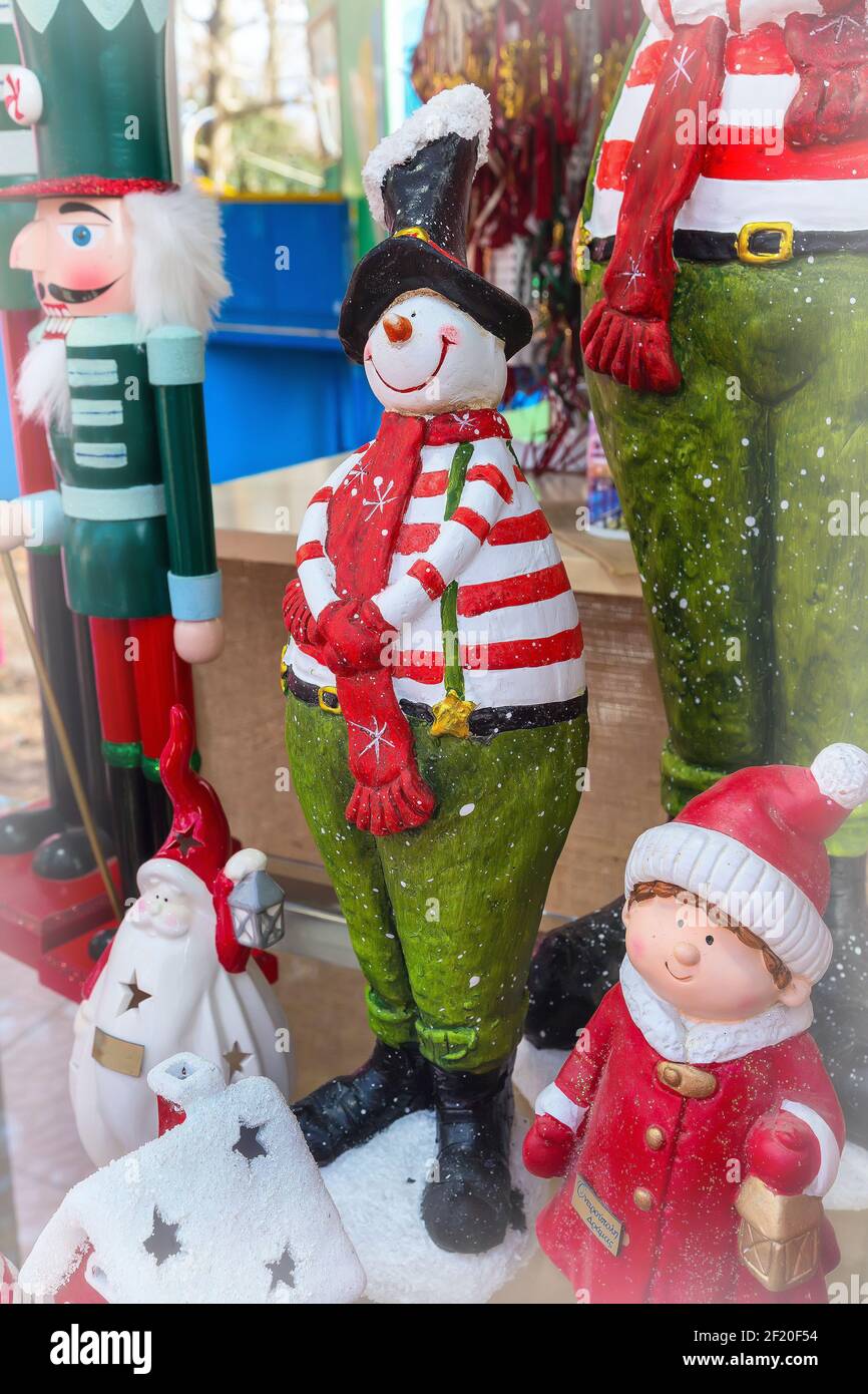 Snowman red scarf hi-res stock photography and images - Alamy