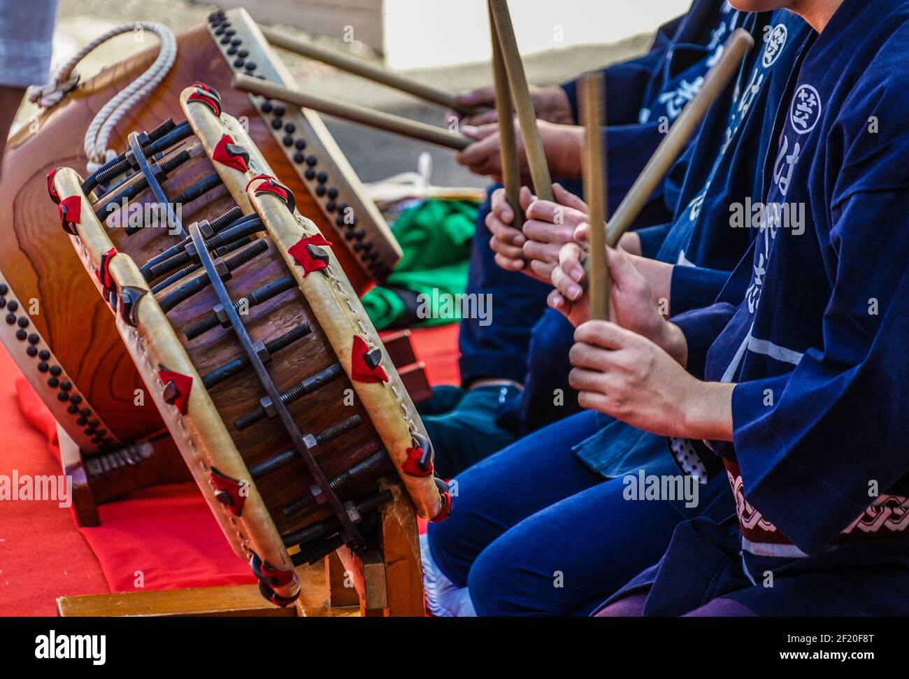 Image of people to play the taiko Stock Photo - Alamy