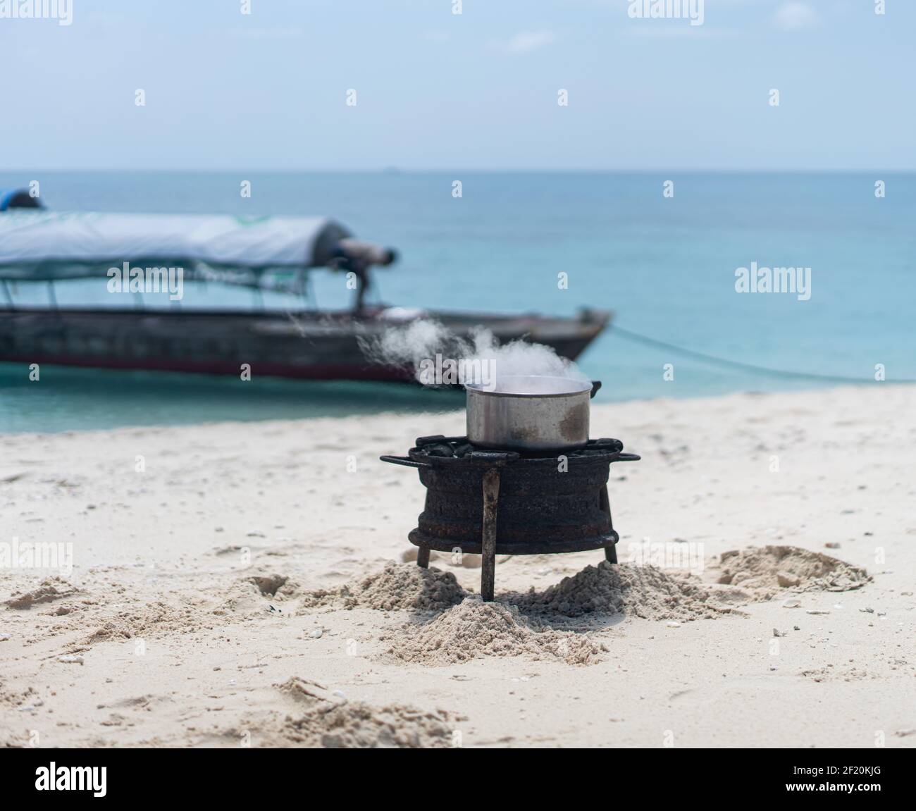 Beach campfire fish hi-res stock photography and images - Alamy