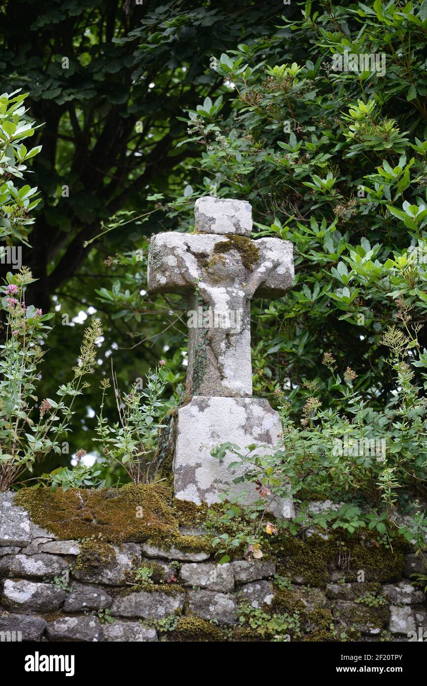 Stone cross in Locronan, Brittany Stock Photo - Alamy
