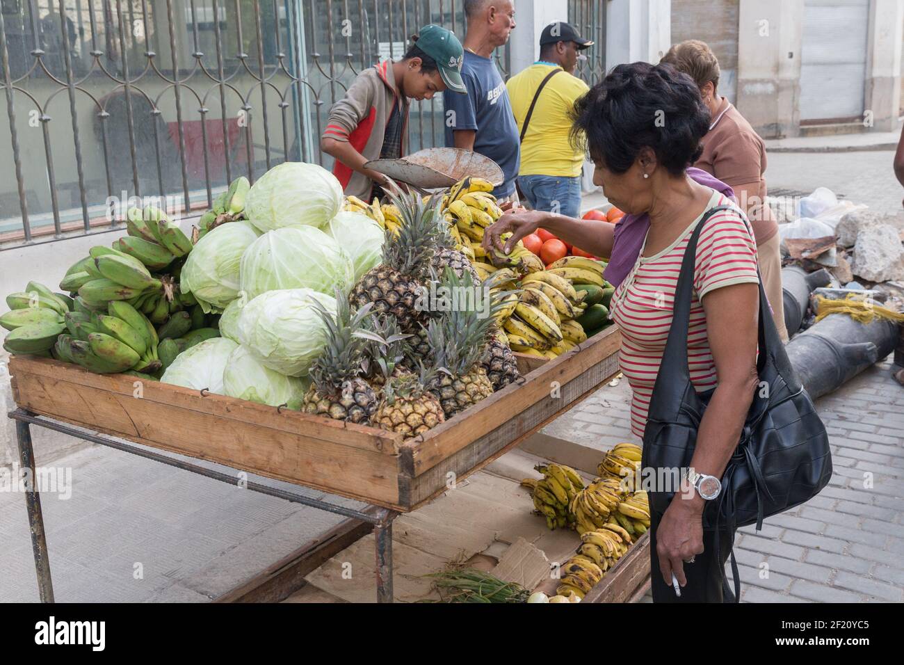 Cuban fruit stand hi-res stock photography and images - Alamy