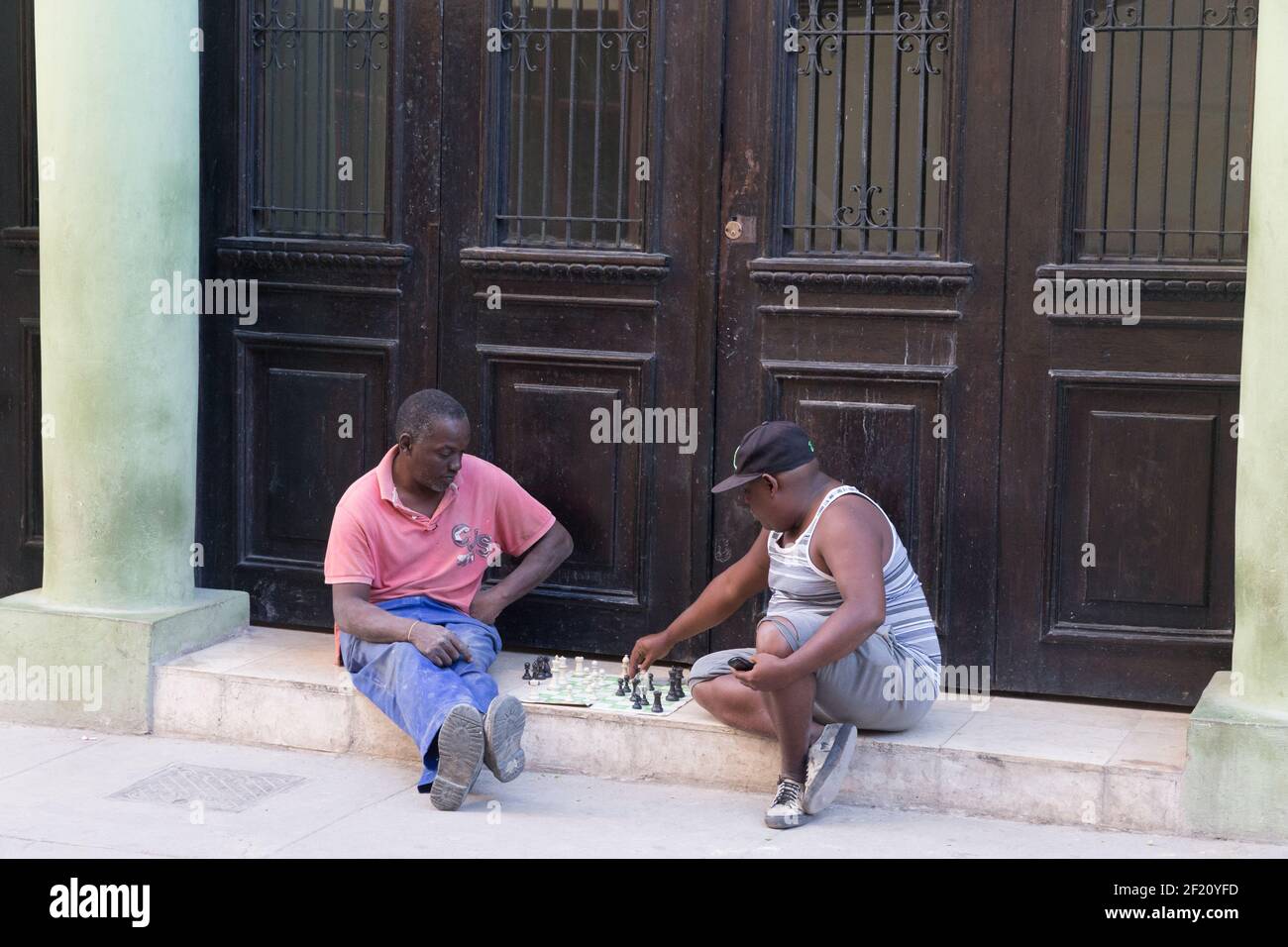 Havana two men playing chess hi-res stock photography and images - Alamy