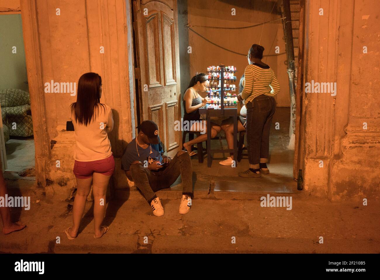 Cuban salon hi-res stock photography and images - Alamy