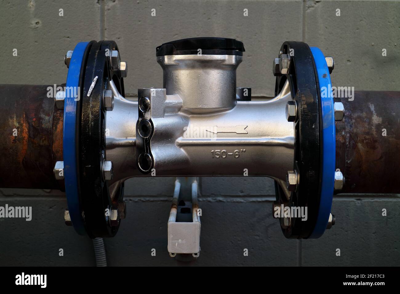 Silver pipes metal plumbing hi-res stock photography and images - Alamy