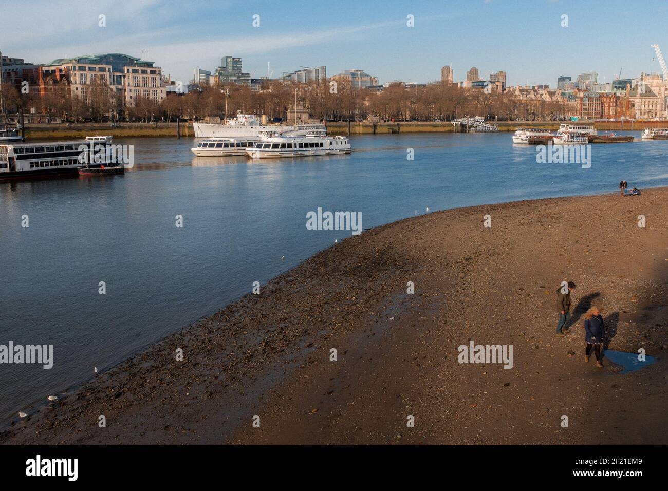 Spring low tide thames hi-res stock photography and images - Alamy
