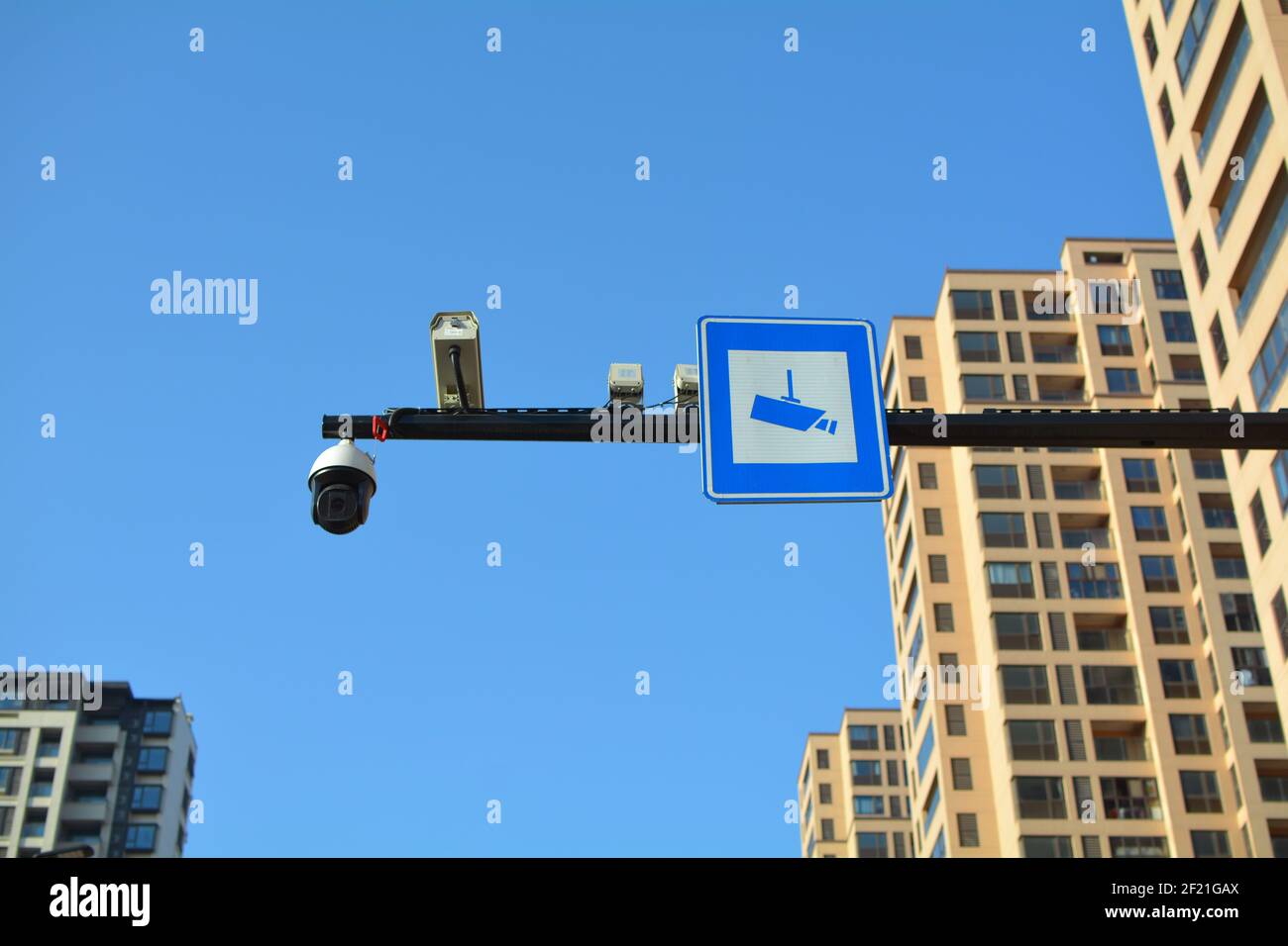 Cameras on street hi-res stock photography and images - Alamy