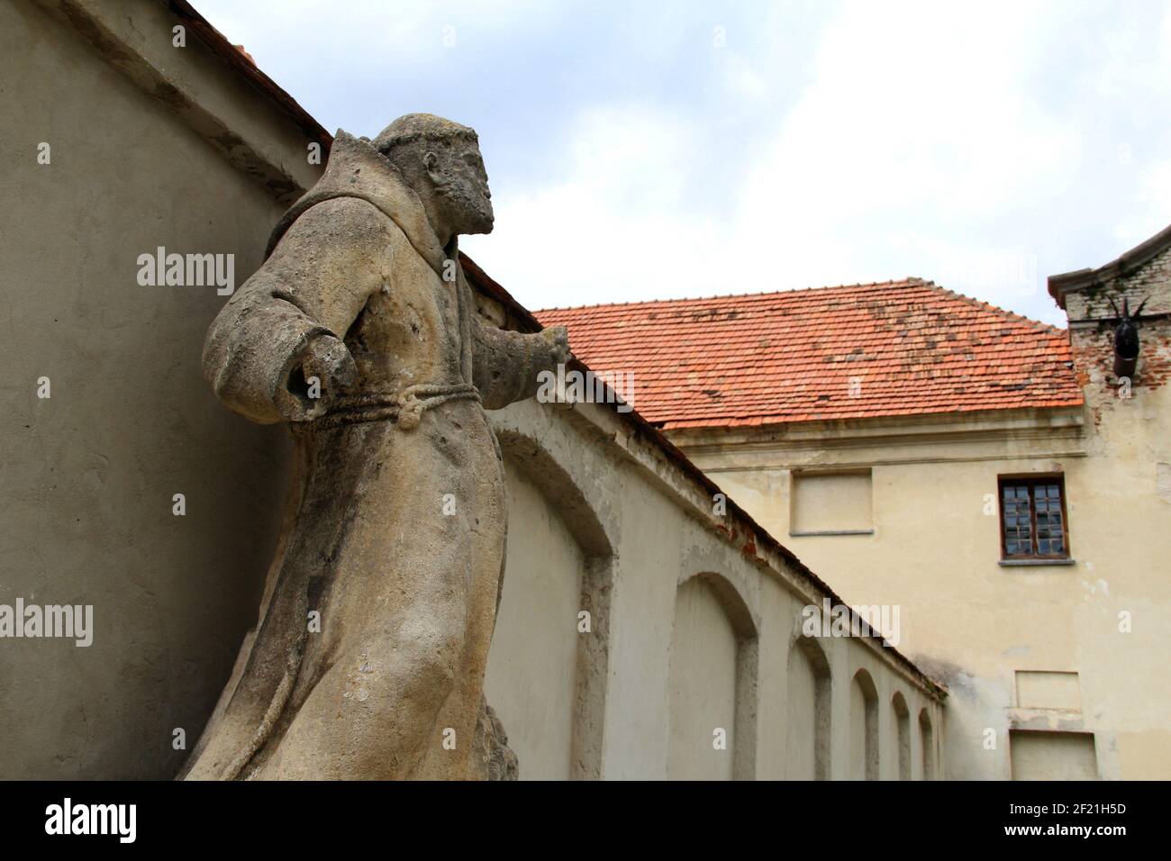 Saint statue monk sculpture hi-res stock photography and images - Alamy