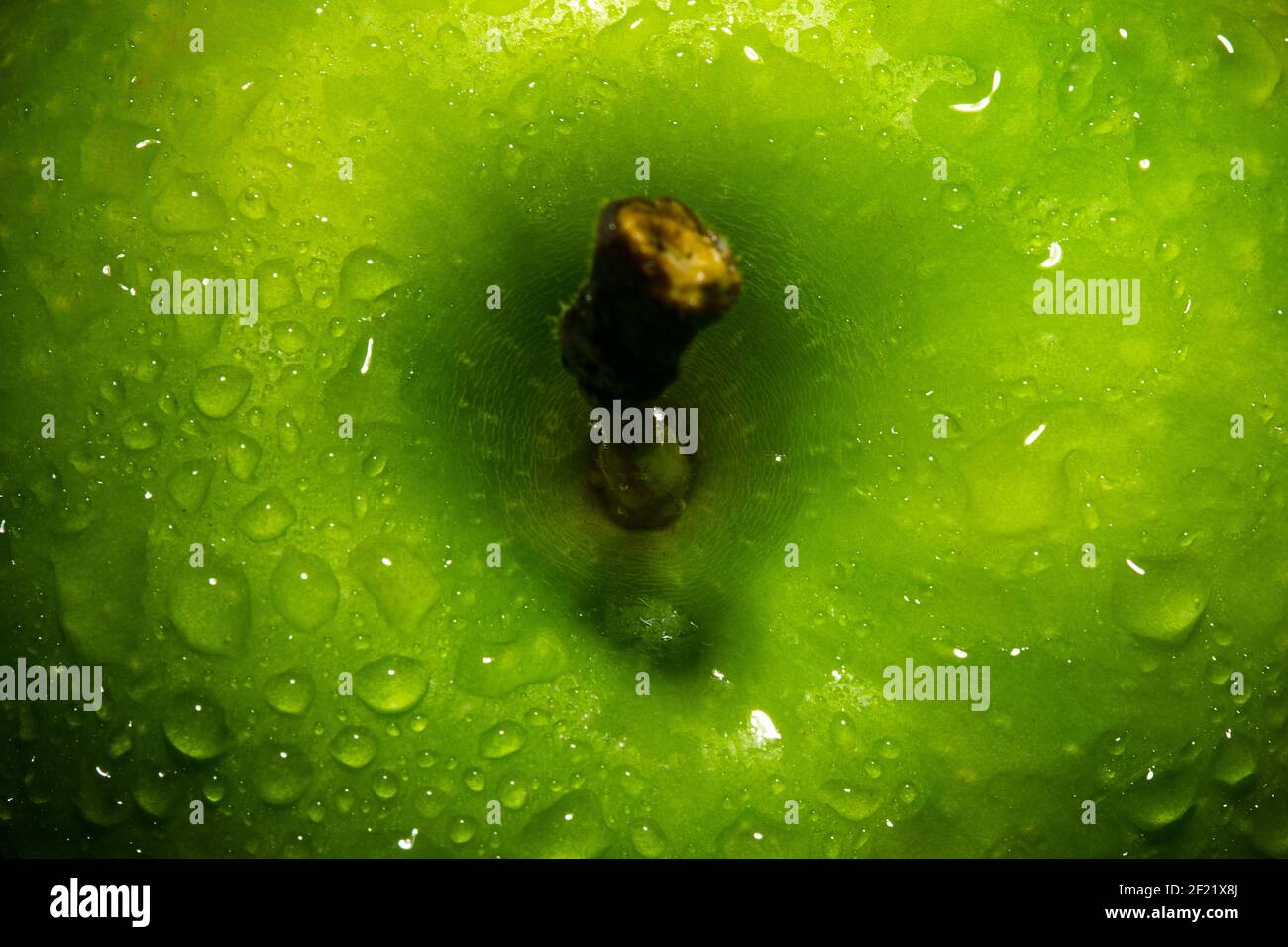 Water drops apple hi-res stock photography and images - Alamy