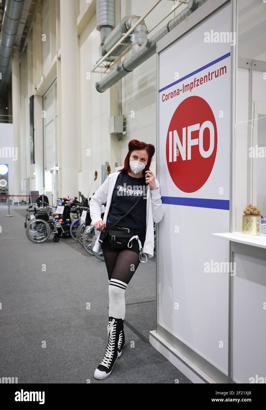 Eve champagne burlesque hi-res stock photography and images - Alamy