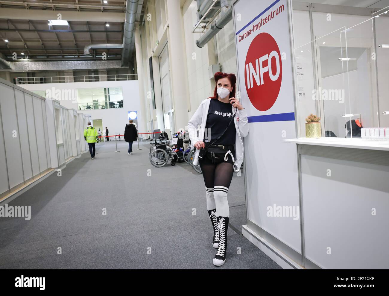 Eve champagne burlesque hi-res stock photography and images - Alamy